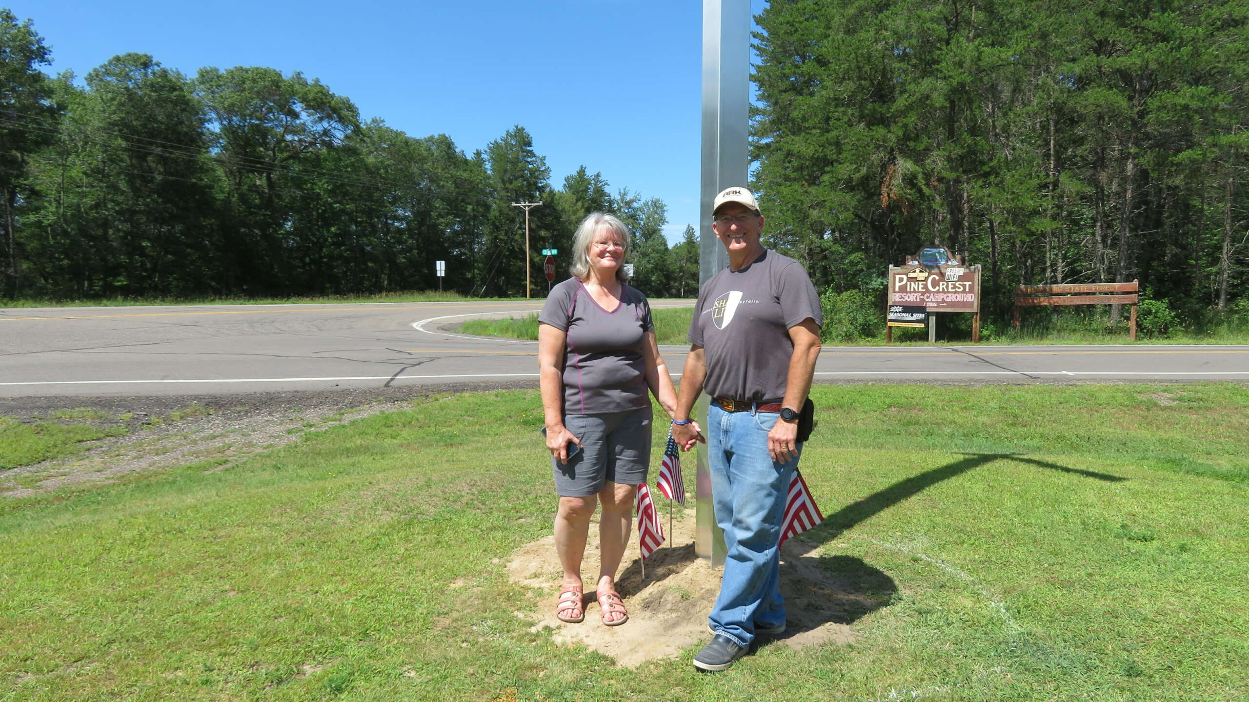 Tracy and Pastor Lindsay Giving God Glory | Christian Cross Ministries